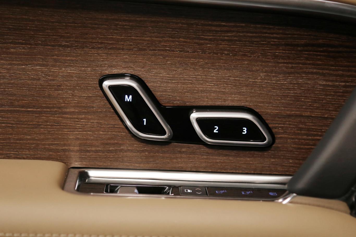 【揽胜3.0 L6 400PS 典范加长版 5座后排功能图片-汽车图片大全】-易车