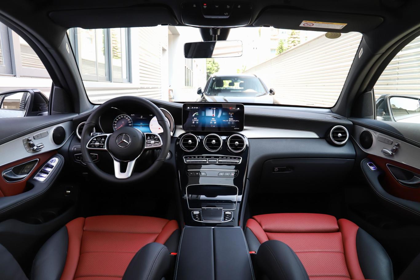 【奔驰GLC轿跑改款 GLC 260 4MATIC 轿跑SUV内饰全景正拍图片-汽车图片大全】-易车