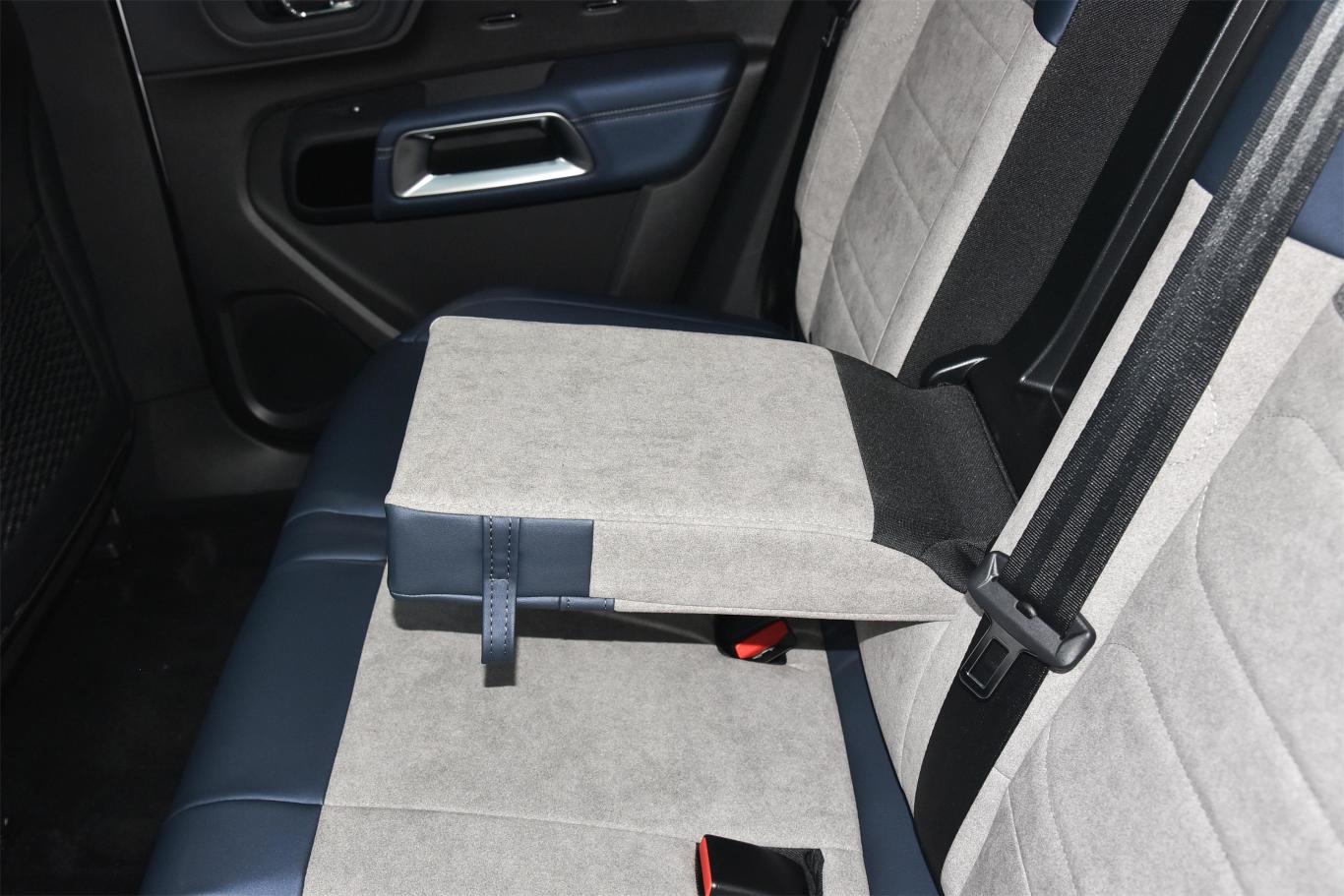 【天逸 C5 AIRCROSS天逸BEYOND 400THP版后排(第二排)中央扶手图片-汽车图片大全】-易车