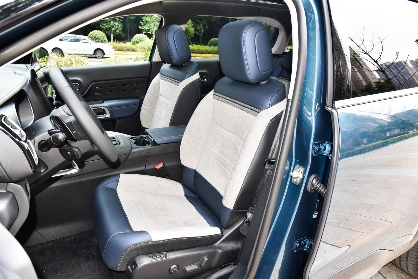 【天逸 C5 AIRCROSS天逸BEYOND 400THP版驾驶员座椅图片-汽车图片大全】-易车