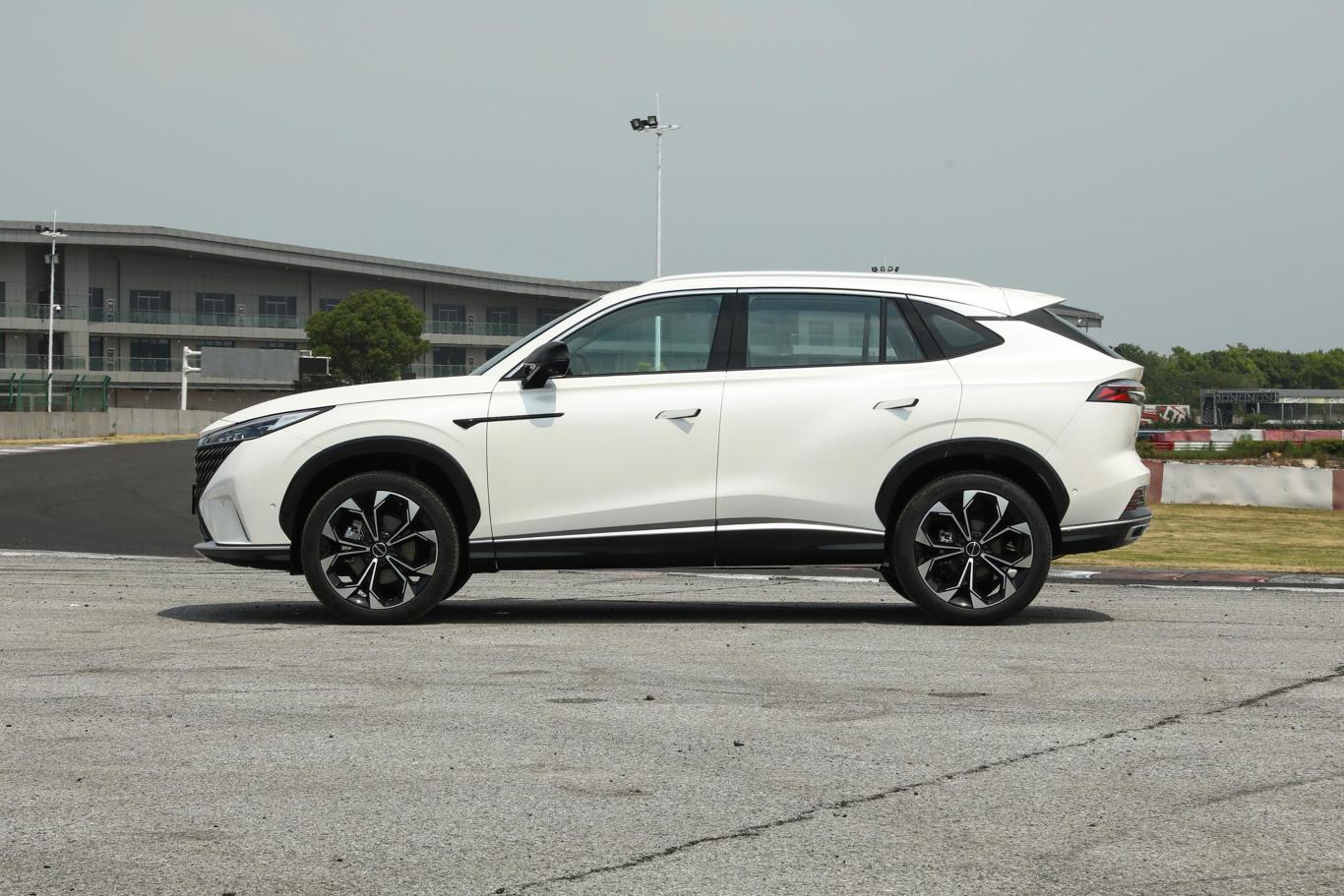 【荣威RX51.5T 旗舰智驾版正侧车头向左水平图片-汽车图片大全】-易车