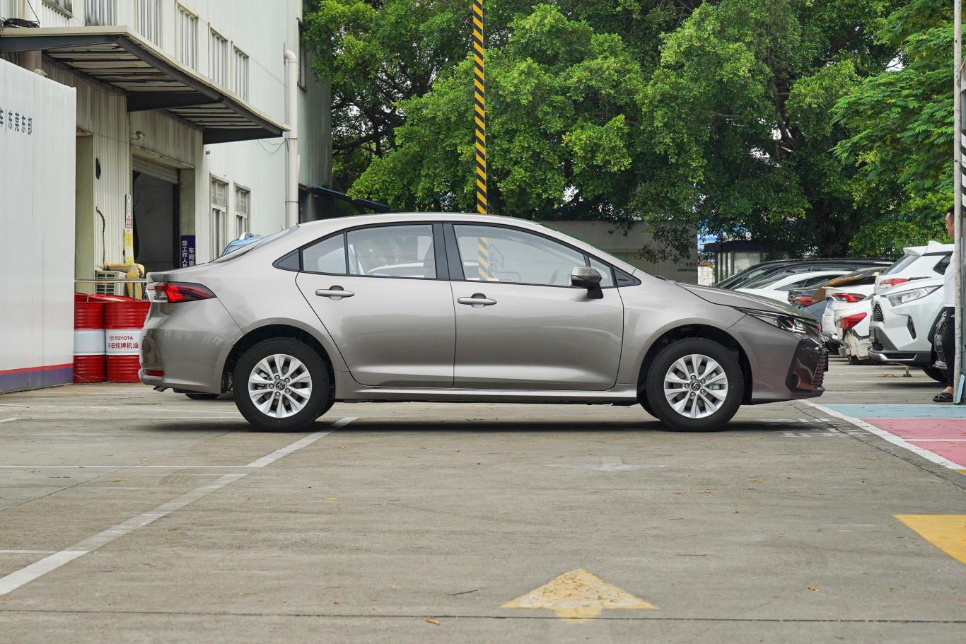 【卡罗拉1.5L 手动 先锋版正侧车头向右水平图片-汽车图片大全】-易车