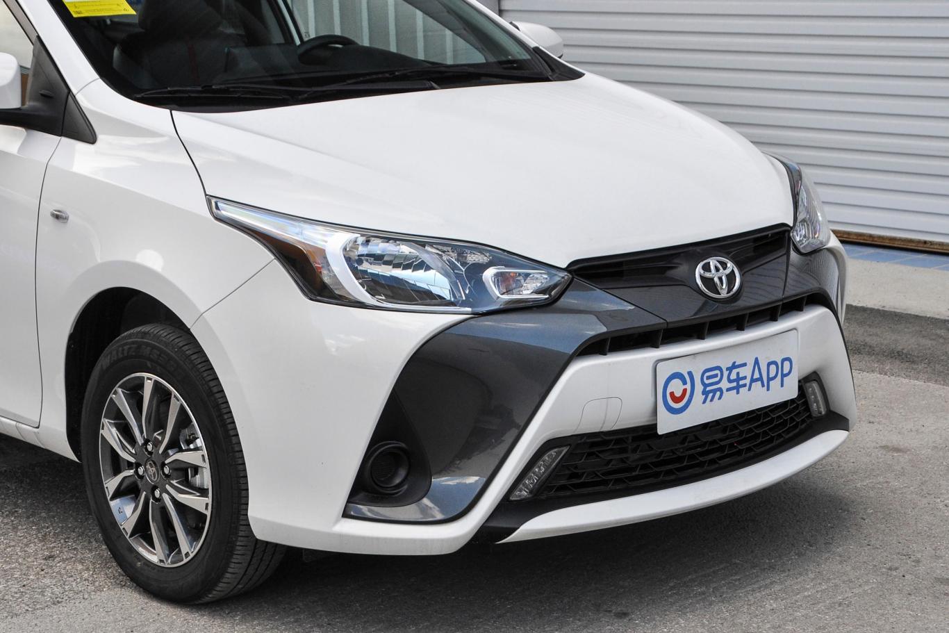 【YARiS L 致炫1.5L CVT 豪华PLUS版前格栅侧俯拍图片-汽车图片大全】-易车