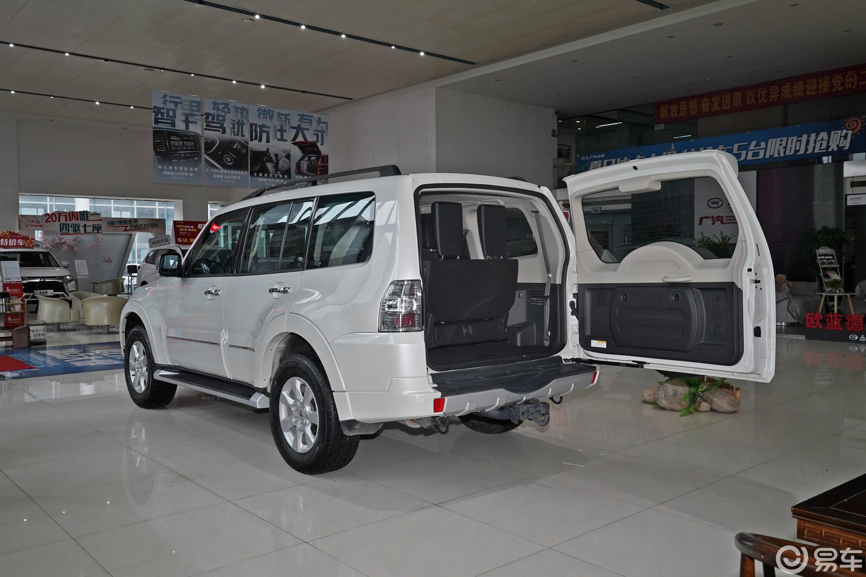 【帕杰罗(进口)3.0L 平行进口高配版后备厢开启45度侧拍图片-汽车图片大全】-易车