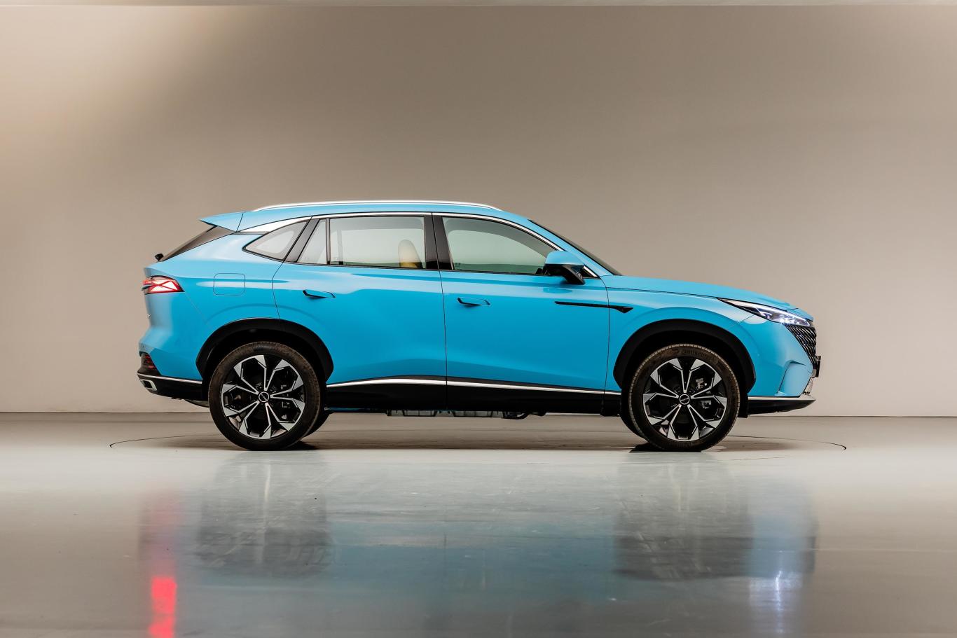 【荣威eRX51.5T 50km 超混尊荣版正侧车头向右水平图片-汽车图片大全】-易车