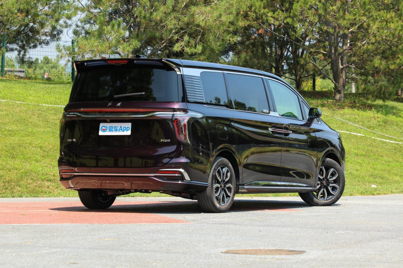 【红旗HQ92.0T 智联旗畅版侧后45度车头向右水平图片-汽车图片大全】-易车