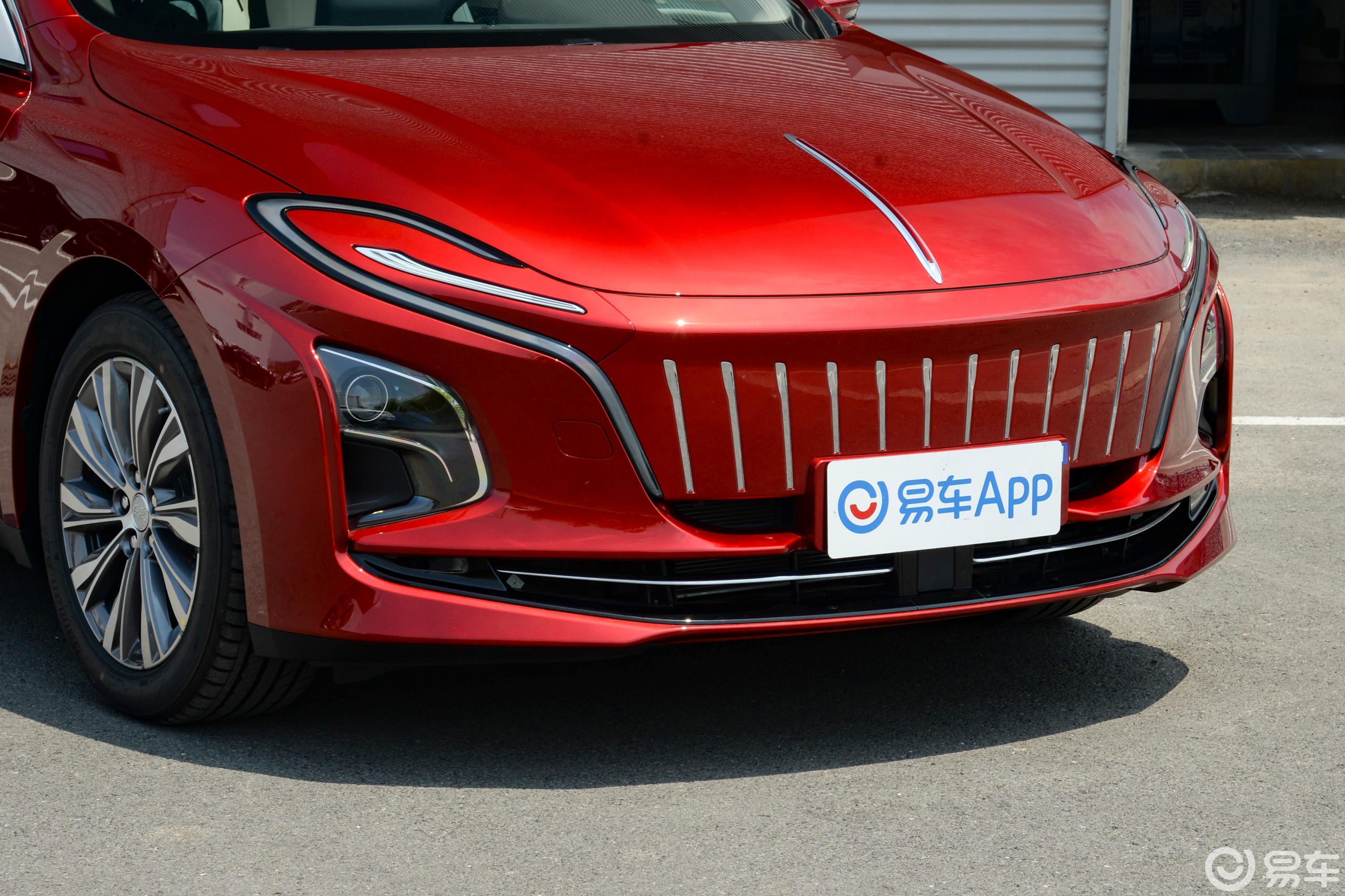 【红旗E-QM5PLUS 620km前格栅侧俯拍图片-汽车图片大全】-易车