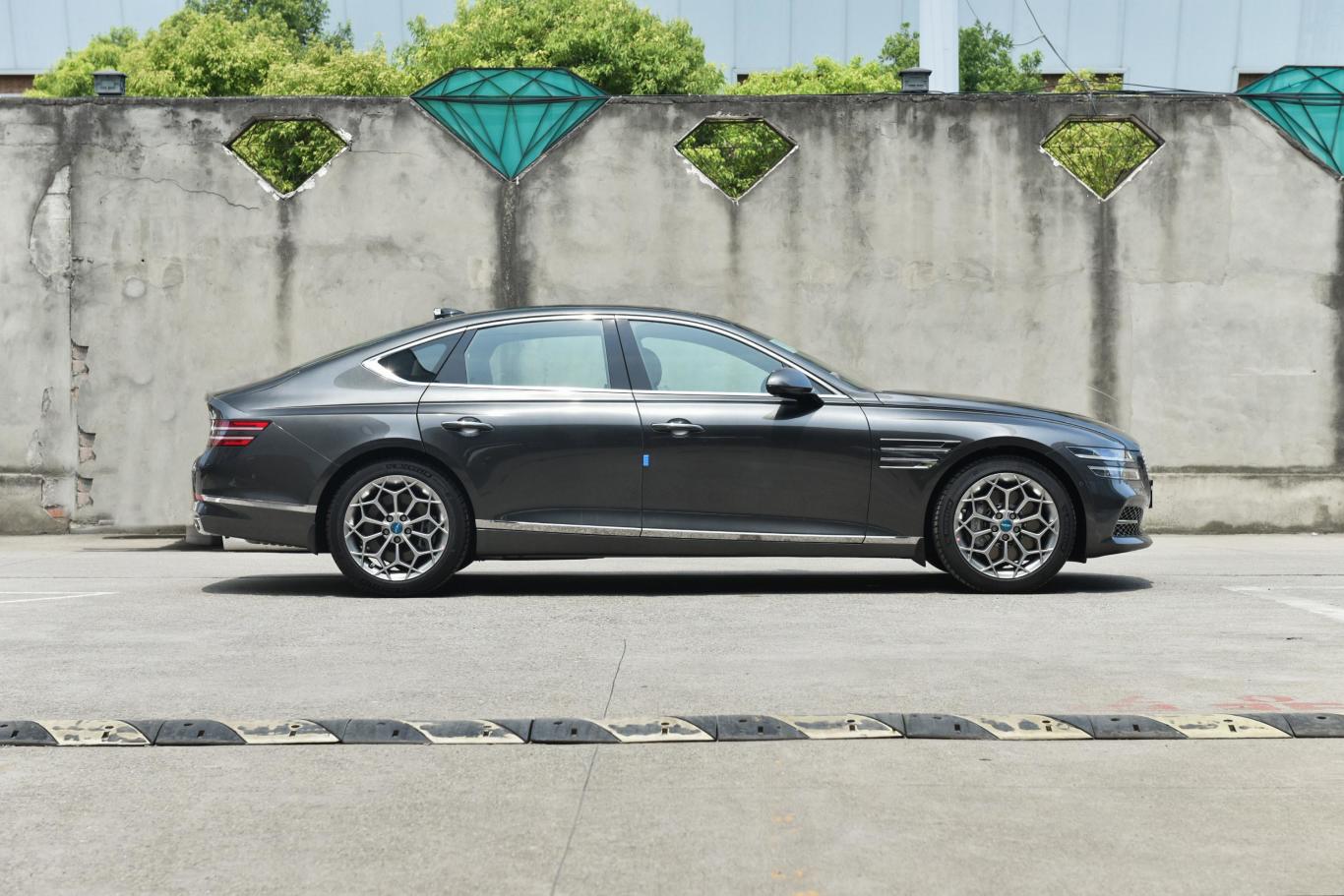 【捷尼赛思G802.5T 四驱旗舰版正侧车头向右水平图片-汽车图片大全】-易车