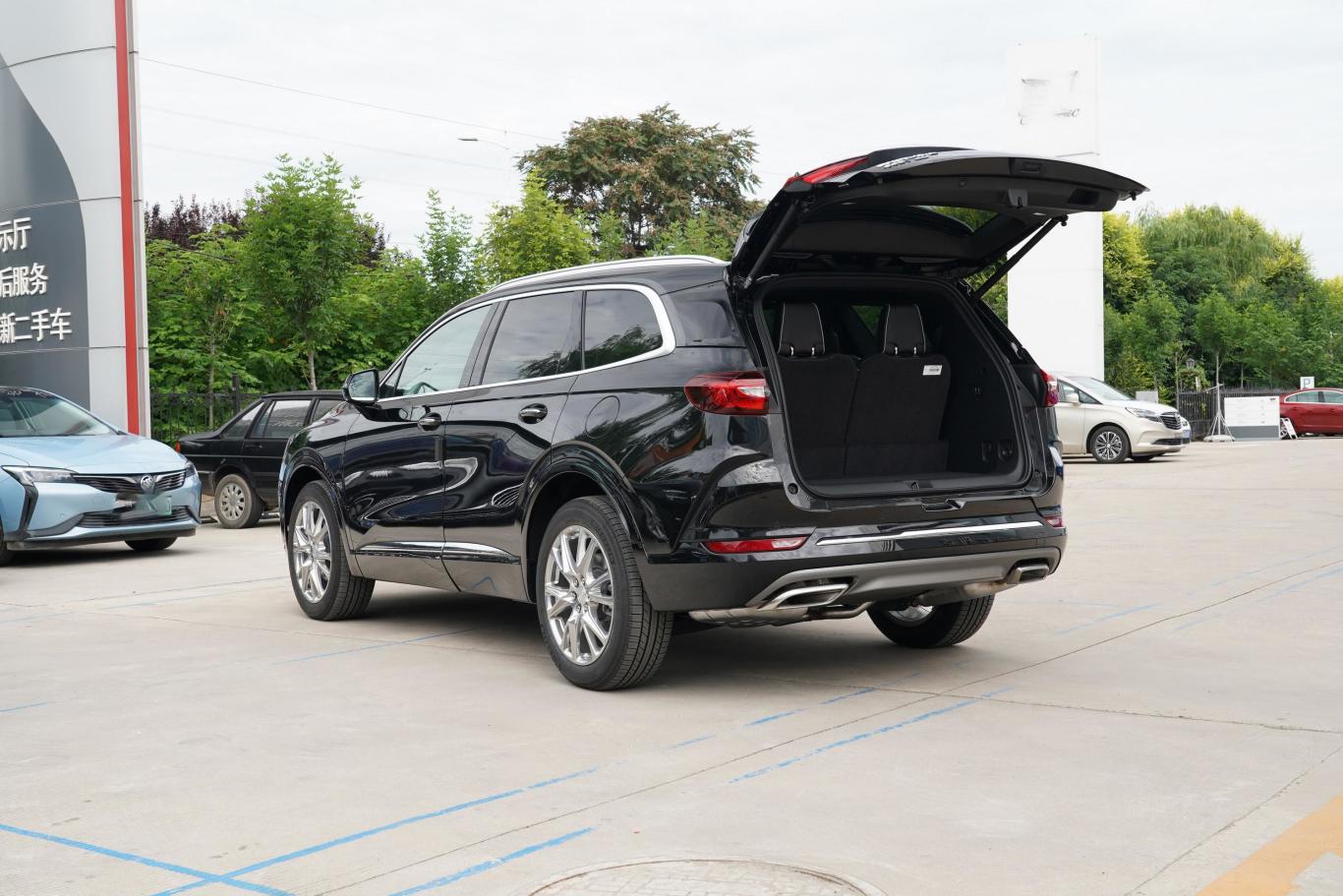 【昂科旗652T 四驱尊享旗舰型 6座后备厢开启45度侧拍图片-汽车图片大全】-易车