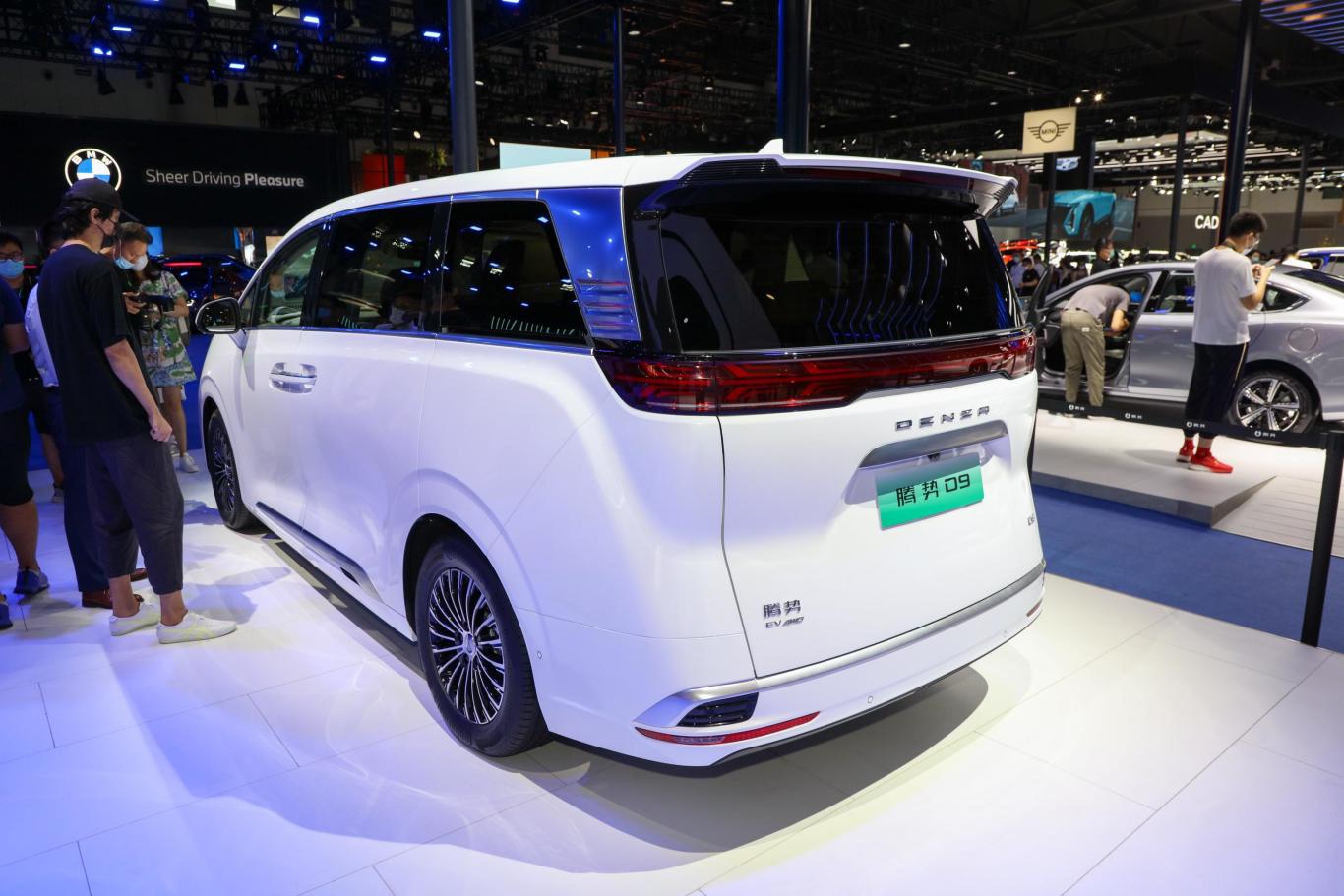 【腾势D9EV 600km 四驱尊荣版 7座图片-汽车图片大全】-易车