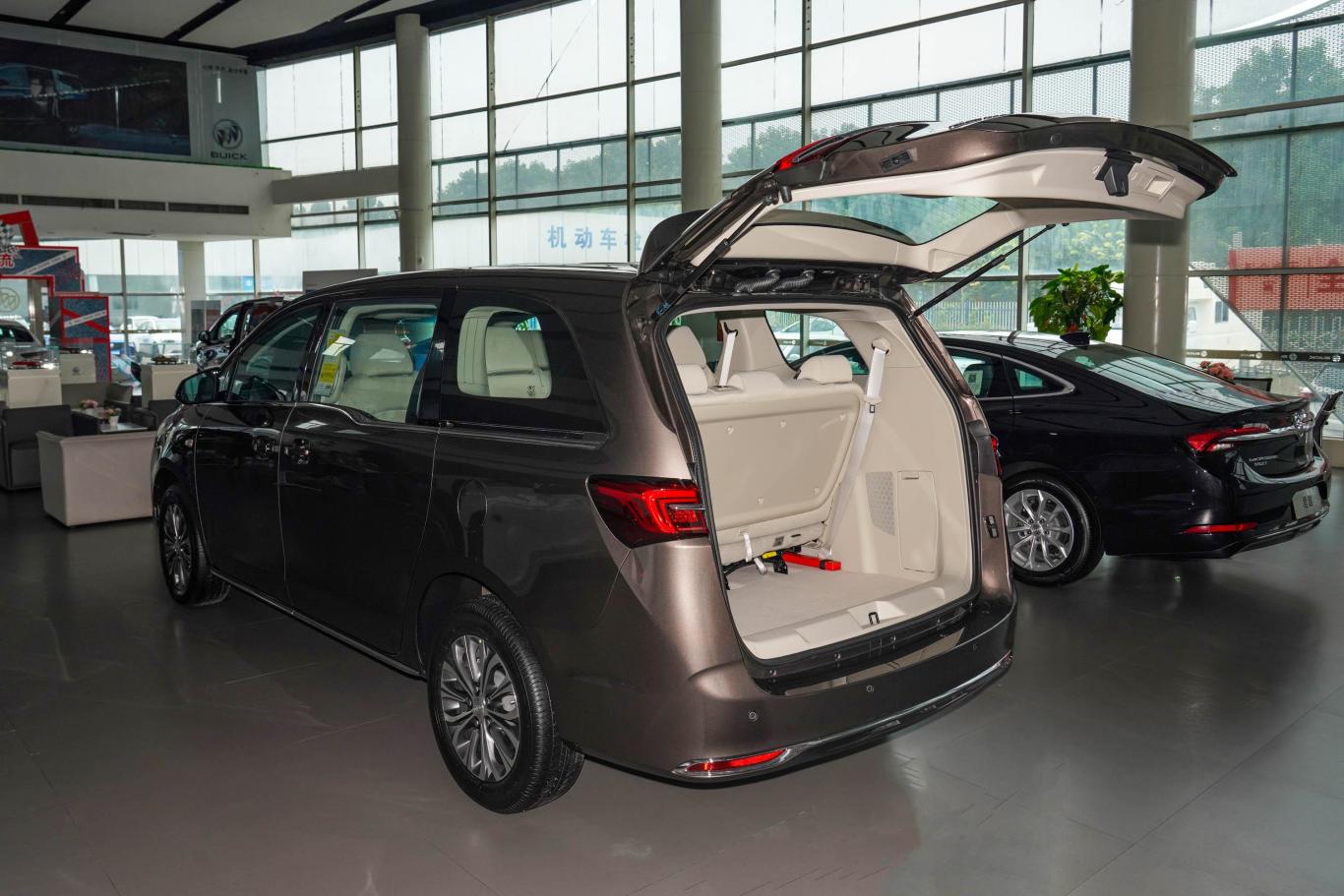 【别克GL8陆上公务舱 2.0T 舒适型 7座后备厢开启45度侧拍图片-汽车图片大全】-易车