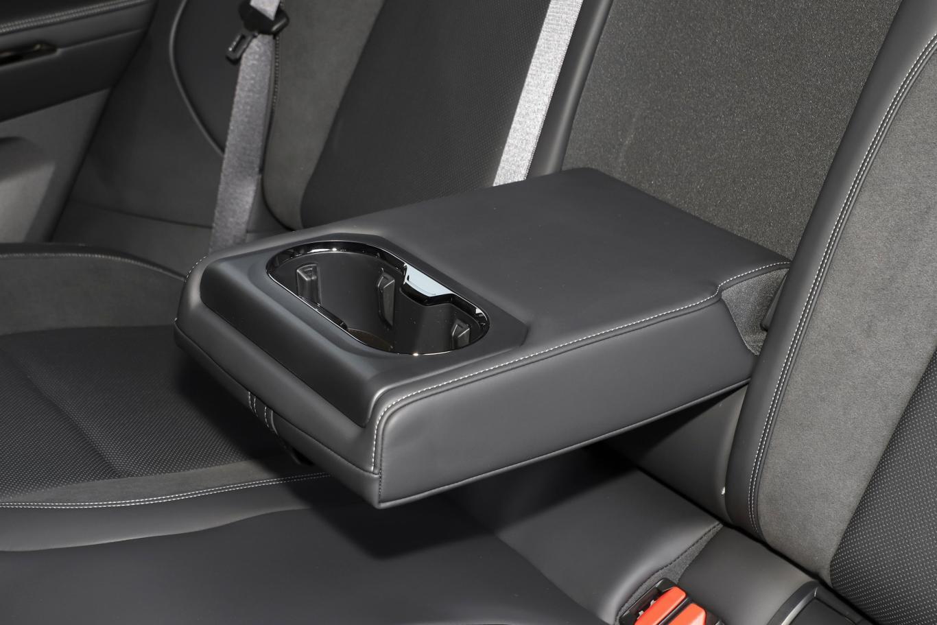 【领克012.0T 四驱暗夜版后排(第二排)中央扶手图片-汽车图片大全】-易车