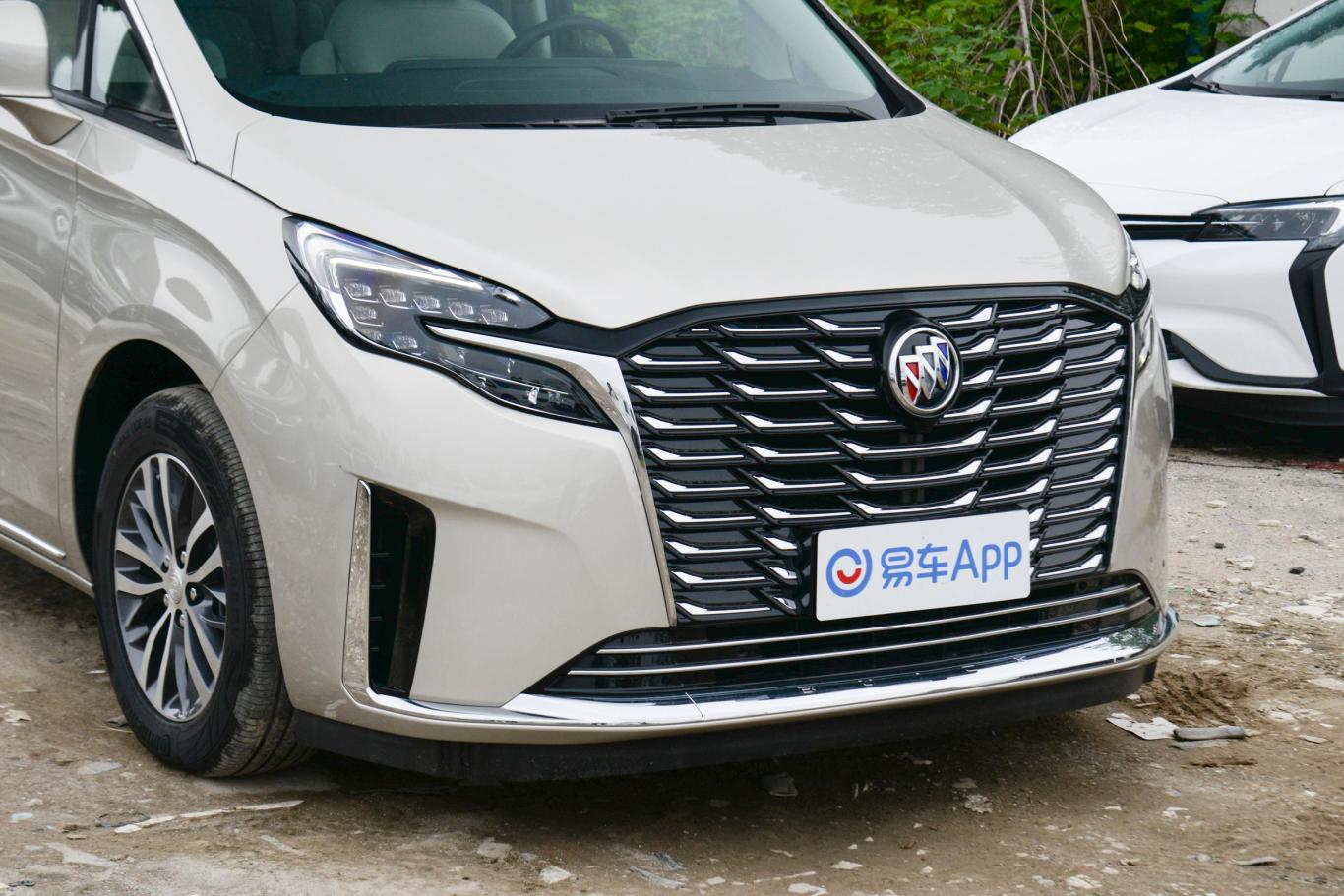 【别克GL8改款 ES陆尊 2.0T 舒适型 7座前格栅侧俯拍图片-汽车图片大全】-易车