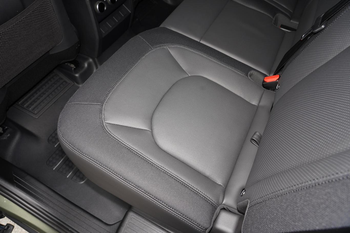 【卫士改款 110 3.0T P400 X-DYNAMIC HSE后排空间图片-汽车图片大全】-易车