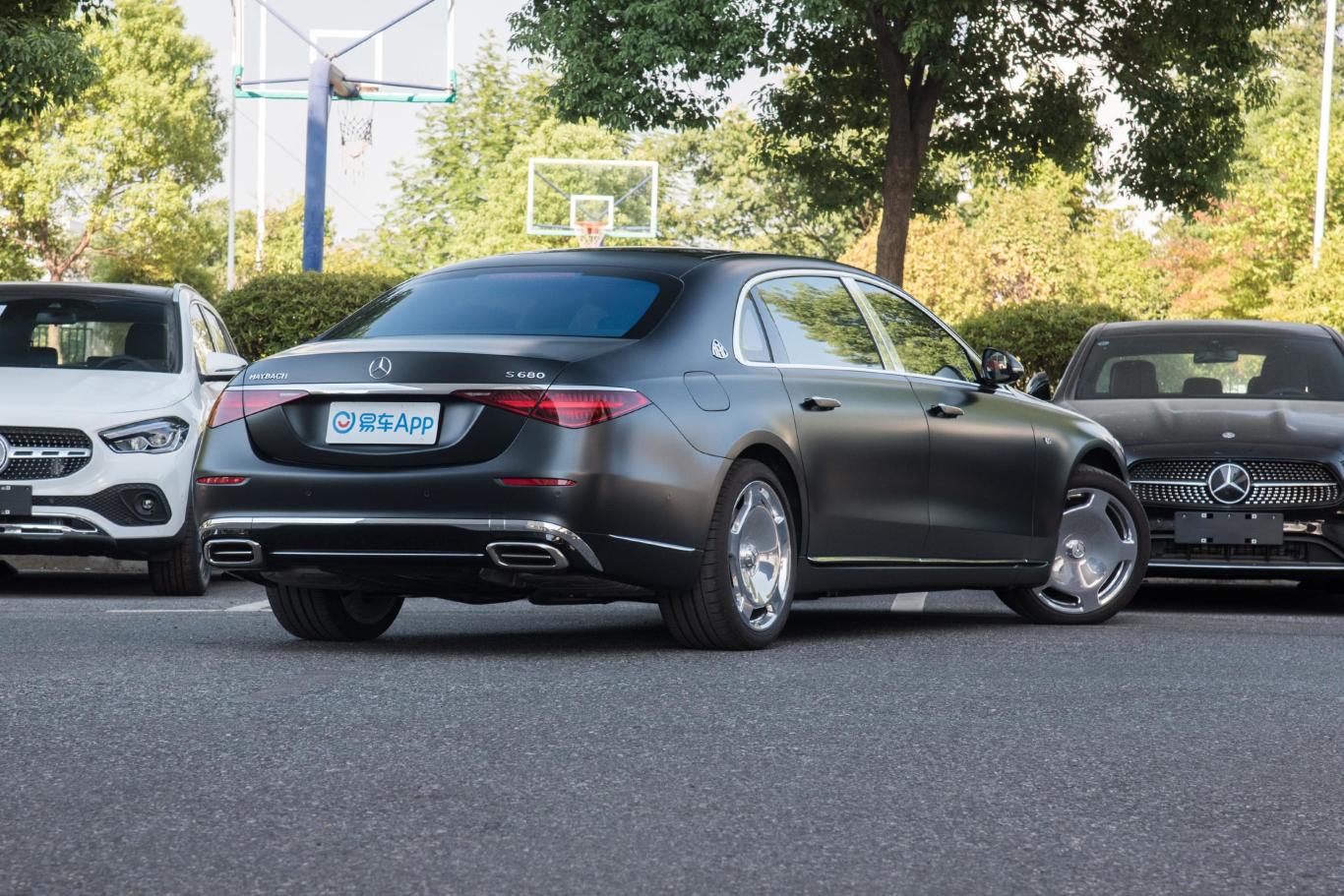 【迈巴赫S级S 680 4MATIC 匠心高定首发版侧后45度车头向右水平图片-汽车图片大全】-易车
