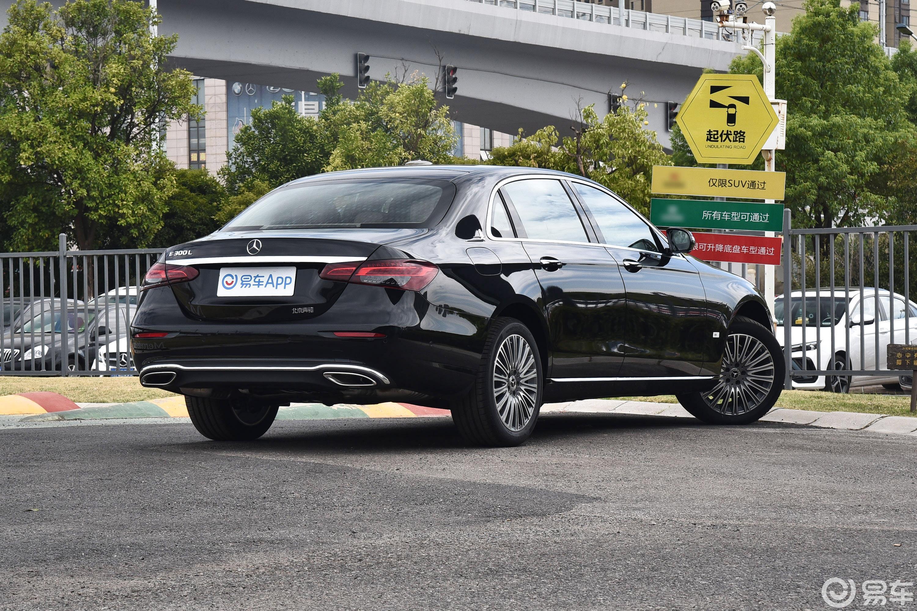 【奔驰E级E 300 L 豪华型侧后45度车头向右水平图片-汽车图片大全】-易车