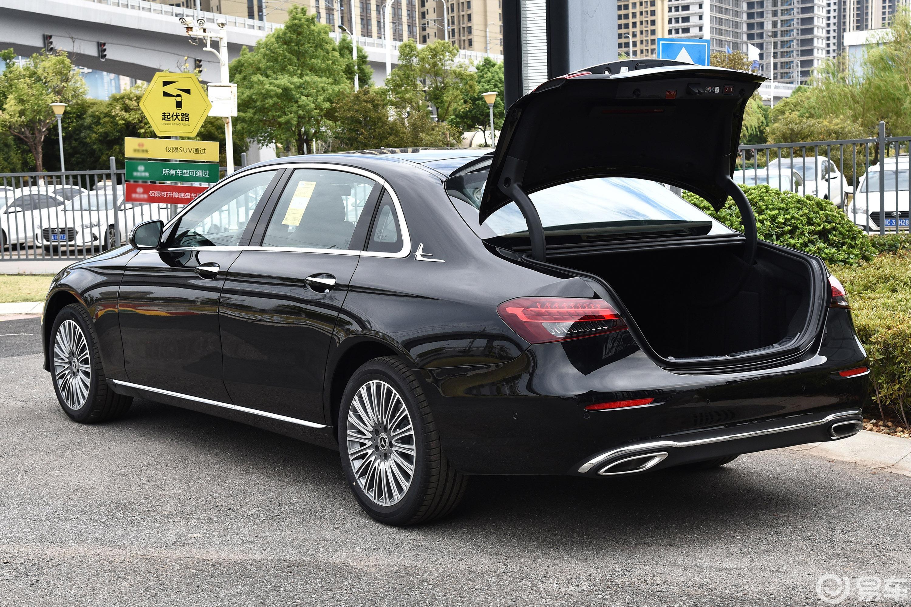 【奔驰E级E 300 L 豪华型后备厢开启45度侧拍图片-汽车图片大全】-易车