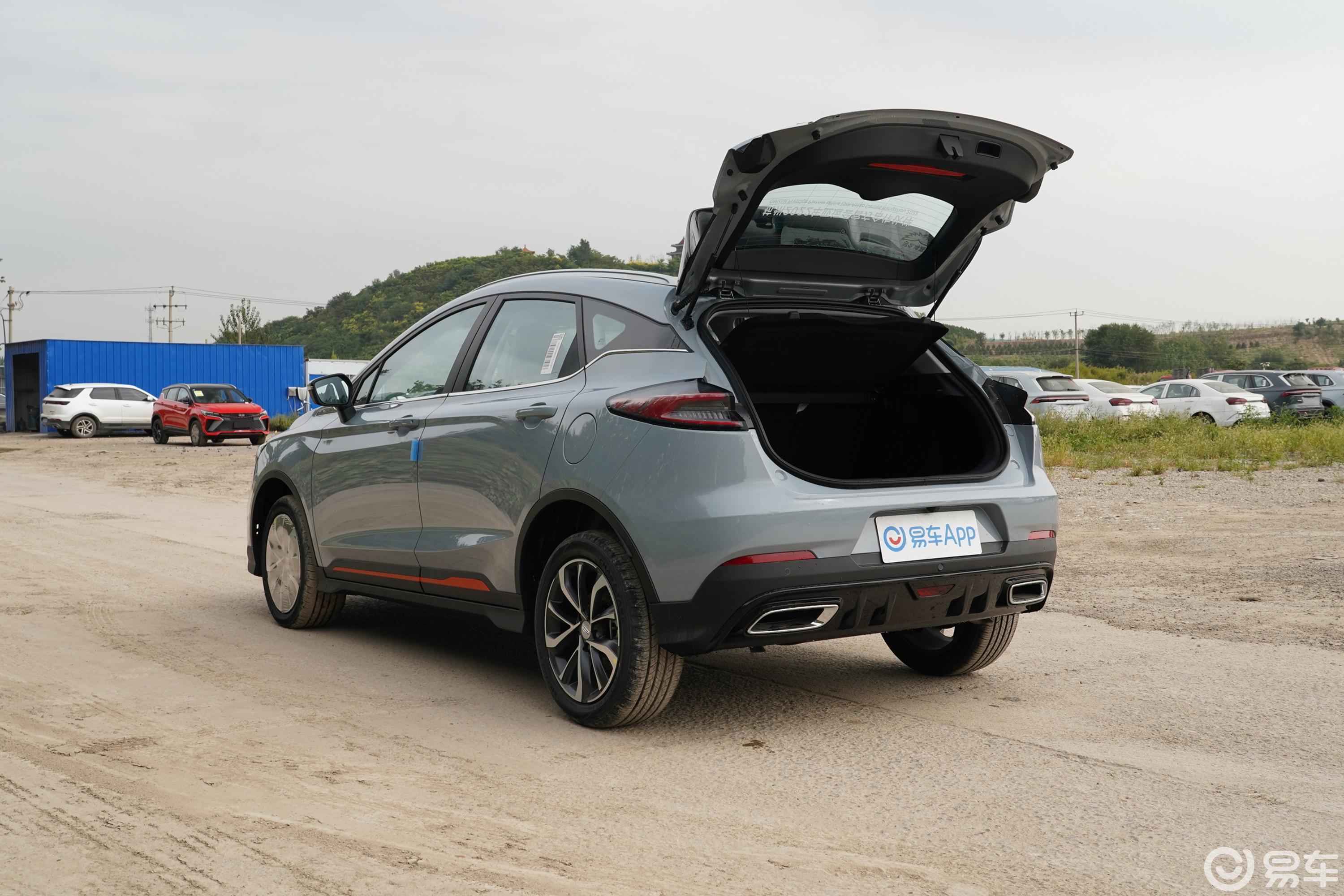 【帝豪S1.4T CVT 跨界玩家版后备厢开启45度侧拍图片-汽车图片大全】-易车