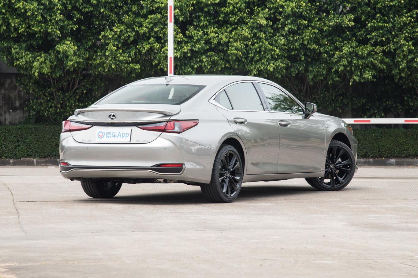 【雷克萨斯ES260 F SPORT侧后45度车头向右水平图片-汽车图片大全】-易车