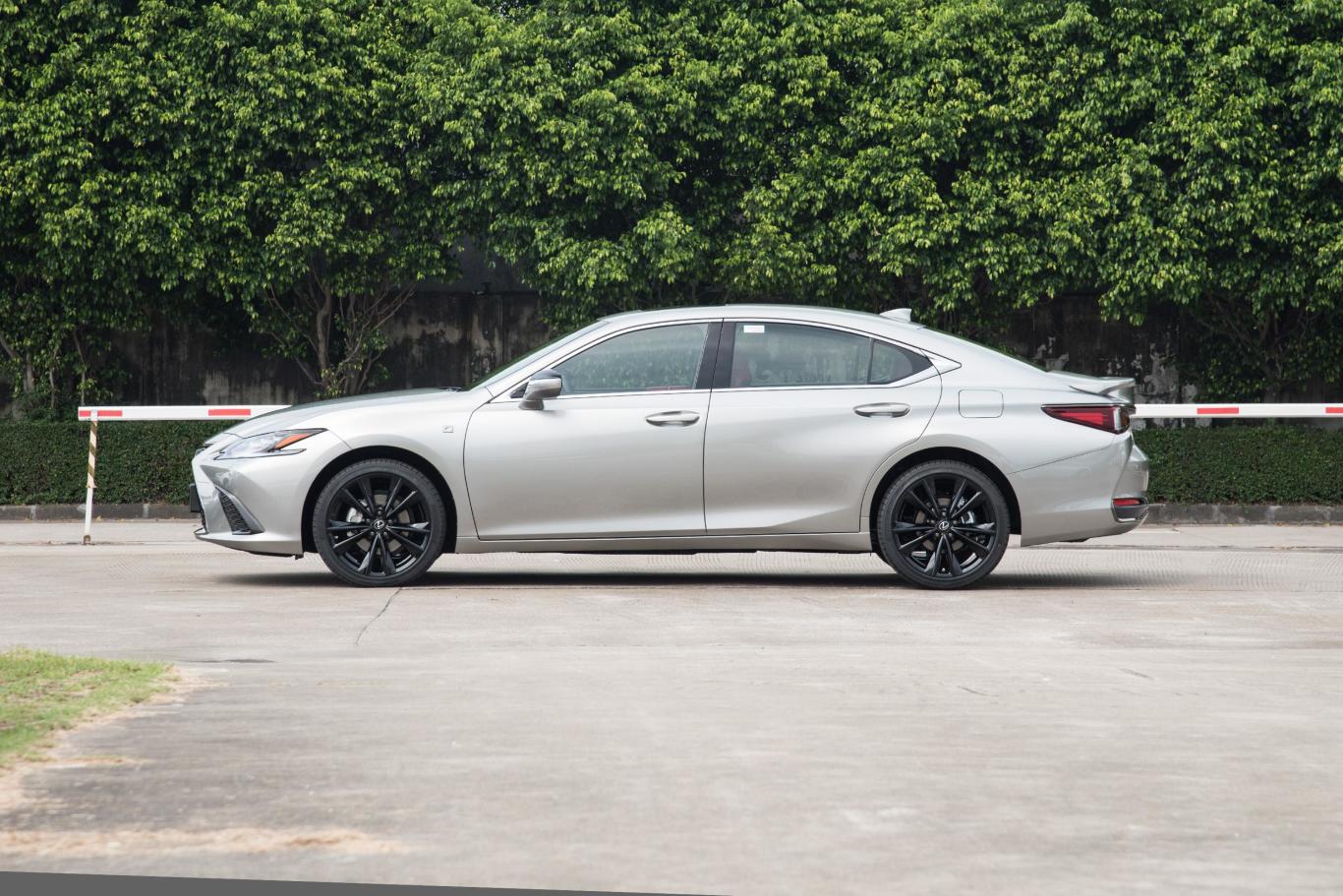 【雷克萨斯ES260 F SPORT正侧车头向左水平图片-汽车图片大全】-易车