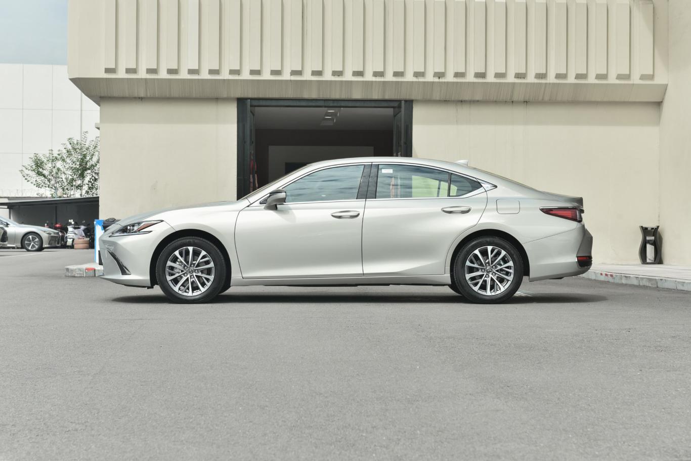 【雷克萨斯ES200 CVT卓越版正侧车头向左水平图片-汽车图片大全】-易车