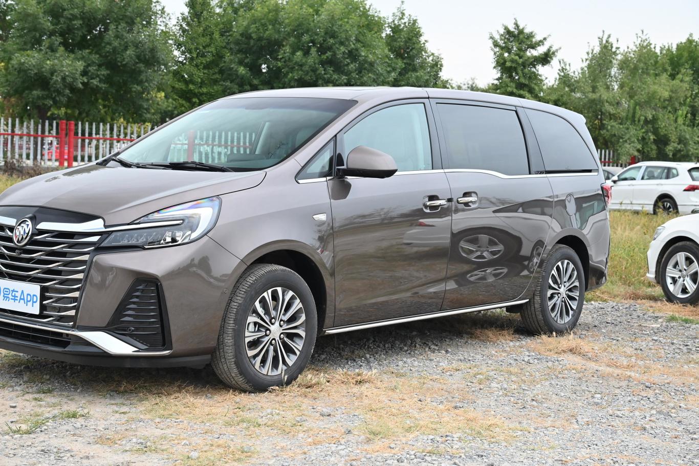 【别克GL8陆上公务舱 2.0T 尊贵型 7座外观细节图片-汽车图片大全】-易车