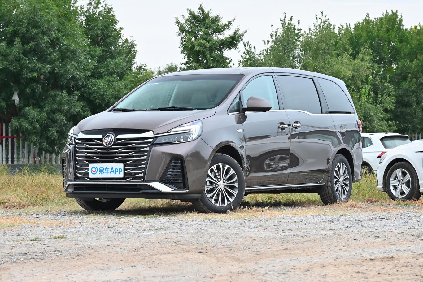 【别克GL8陆上公务舱 2.0T 尊贵型 7座侧前45度车头向左水平图片-汽车图片大全】-易车