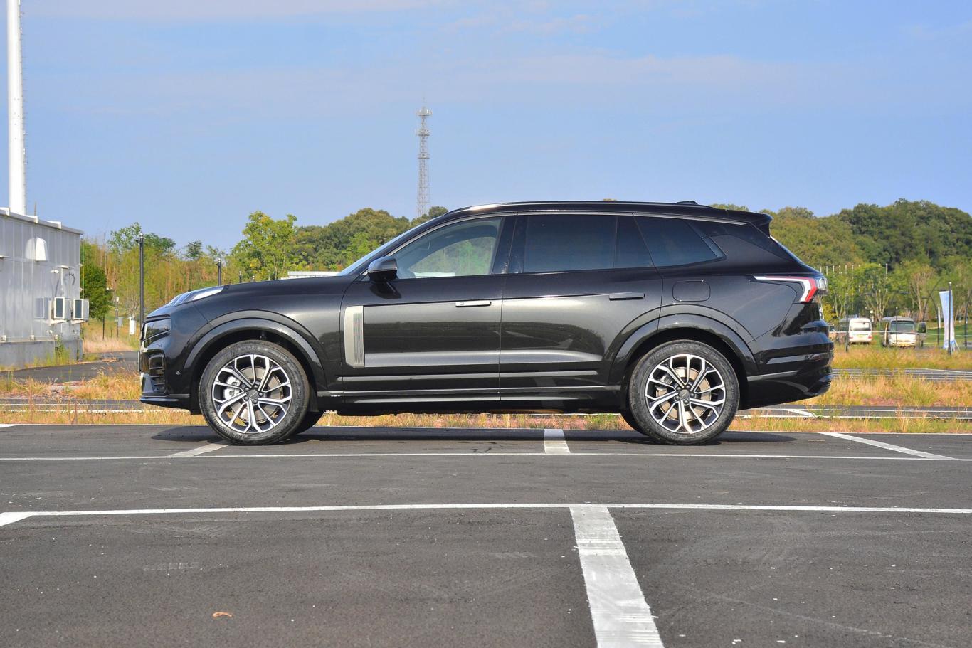 【领克09 PHEVEM-P 2.0T 190km 远航版AM 7座正侧车头向左水平图片-汽车图片大全】-易车