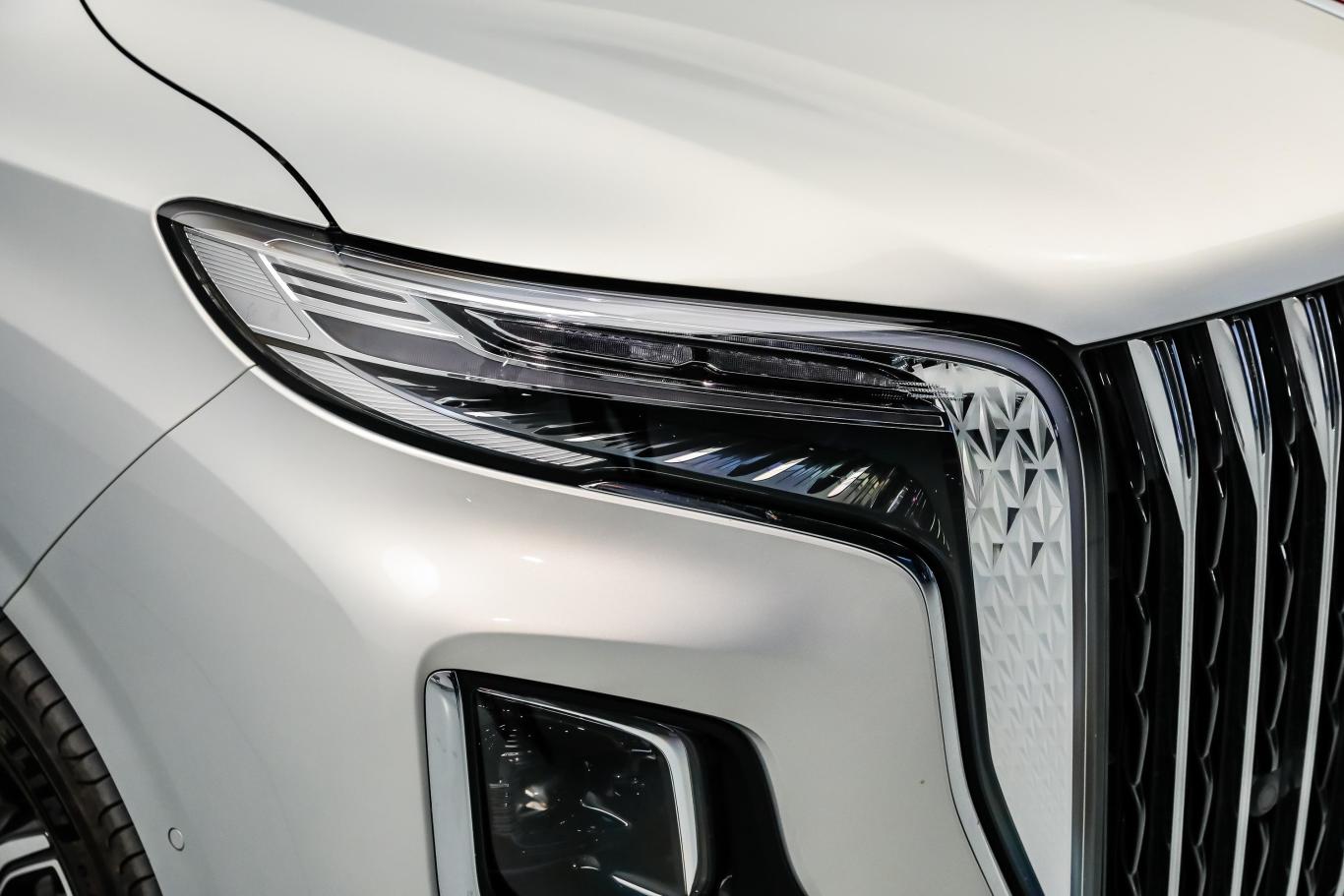 【红旗HQ92.0T 智联旗领版大灯侧45度俯拍图片-汽车图片大全】-易车