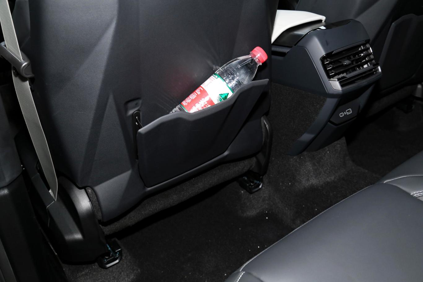 【领克01 EM-P1.5T 70km 晨曦版后排空间图片-汽车图片大全】-易车