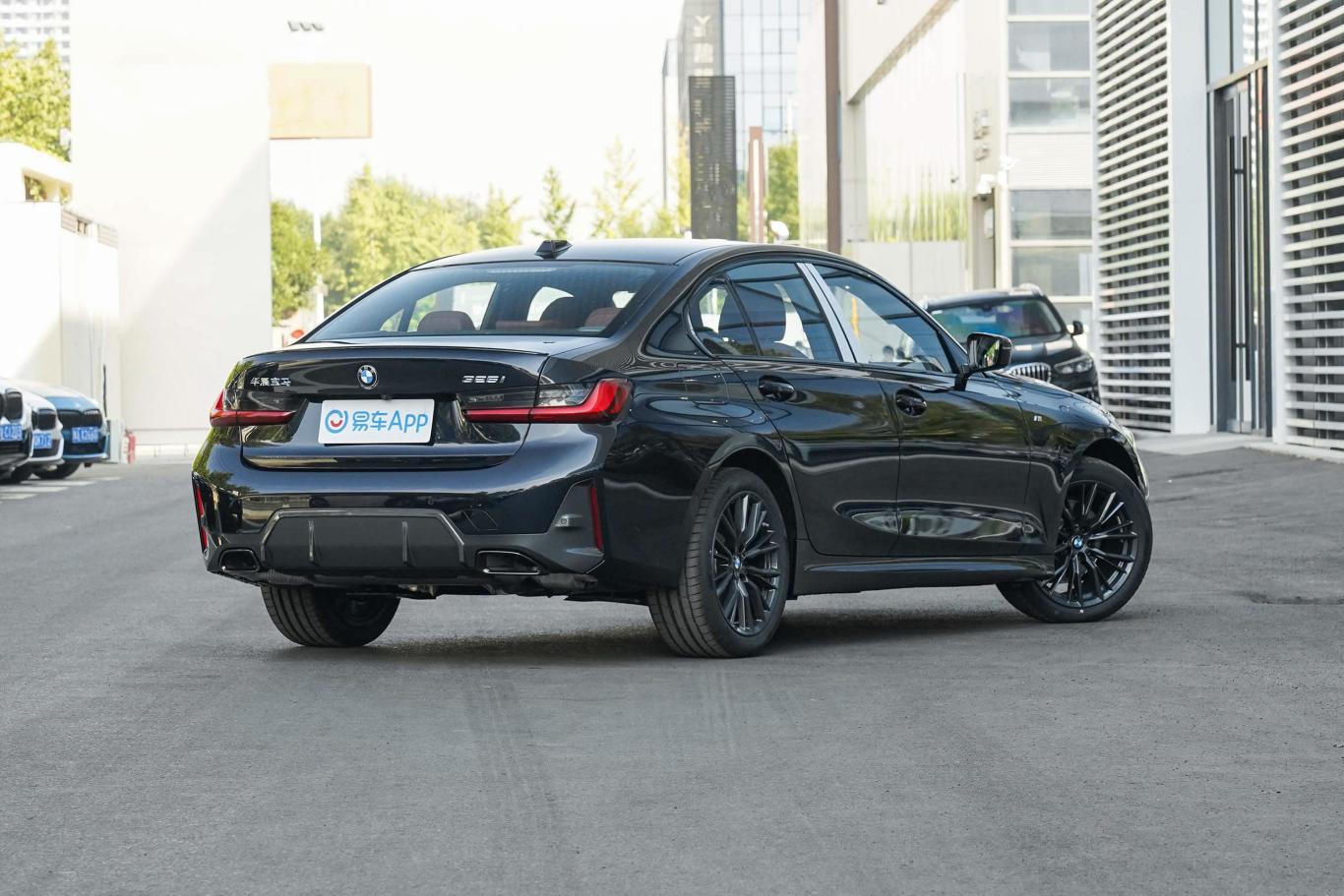 【宝马3系325i M运动曜夜套装侧后45度车头向右水平图片-汽车图片大全】-易车