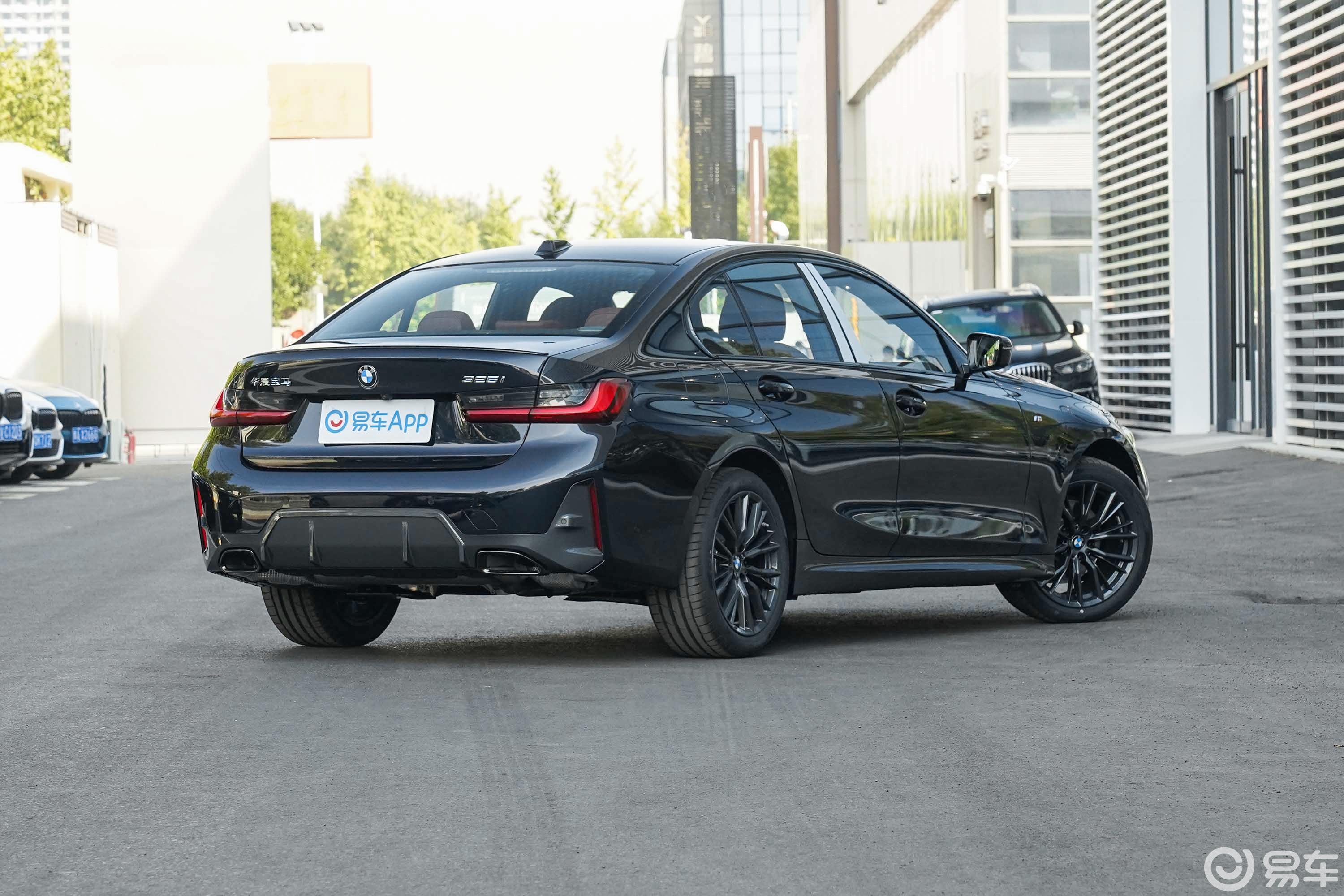 【宝马3系325i M运动曜夜套装侧后45度车头向右水平图片-汽车图片大全】-易车