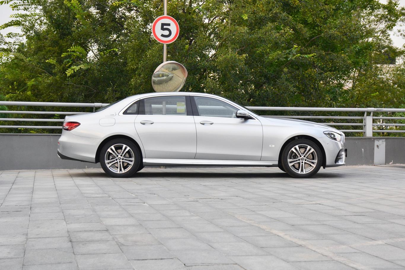 【奔驰E级E 260 L 运动型正侧车头向右水平图片-汽车图片大全】-易车