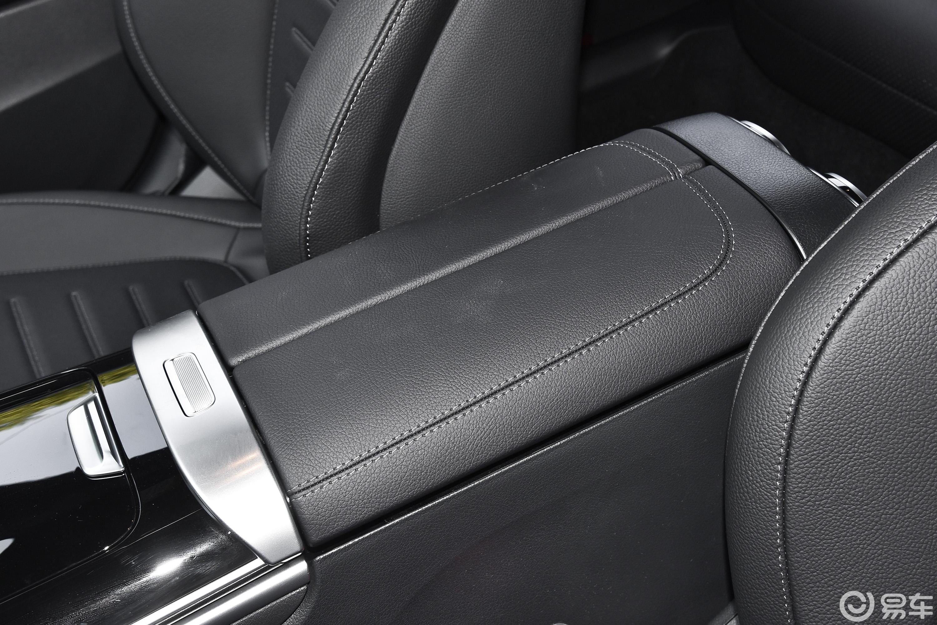 【奔驰C级C 260 L 运动版前排中央扶手图片-汽车图片大全】-易车