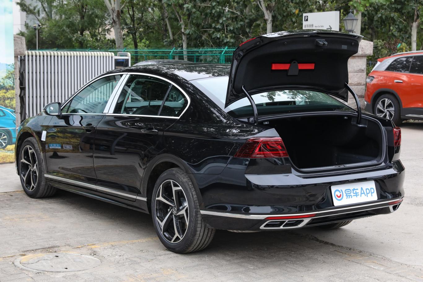 【迈腾200万辆纪念版 330TSI 领先型后备厢开启45度侧拍图片-汽车图片大全】-易车