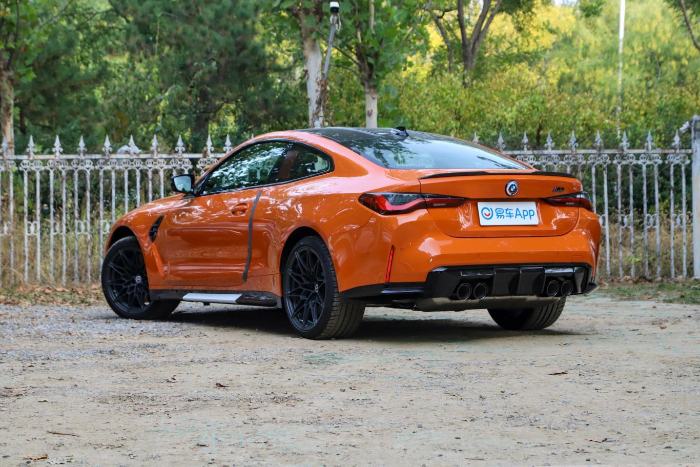 【宝马M450周年版 M4 双门轿跑车 M xDrive 限量版侧后45度车头向左水平图片-汽车图片大全】-易车