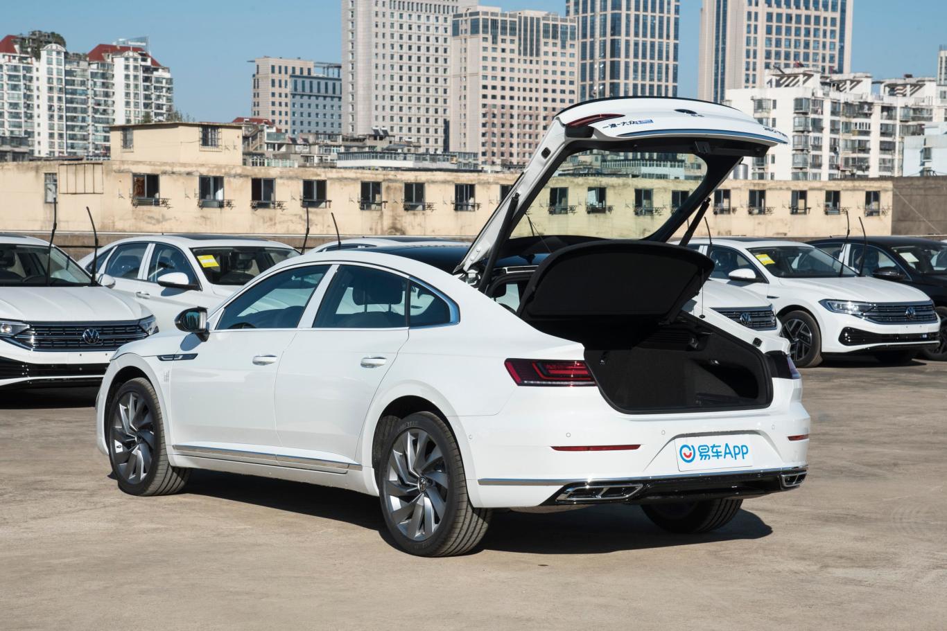 【一汽-大众CC380TSI 夺目版后备厢开启45度侧拍图片-汽车图片大全】-易车