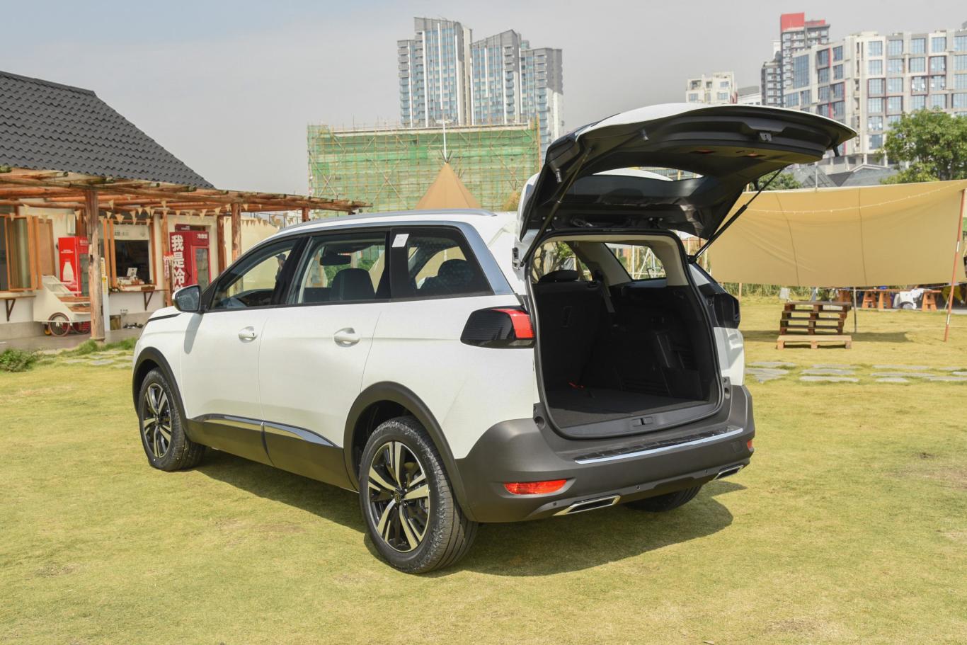 【标致5008400THP 真爱版 5座后备厢开启45度侧拍图片-汽车图片大全】-易车