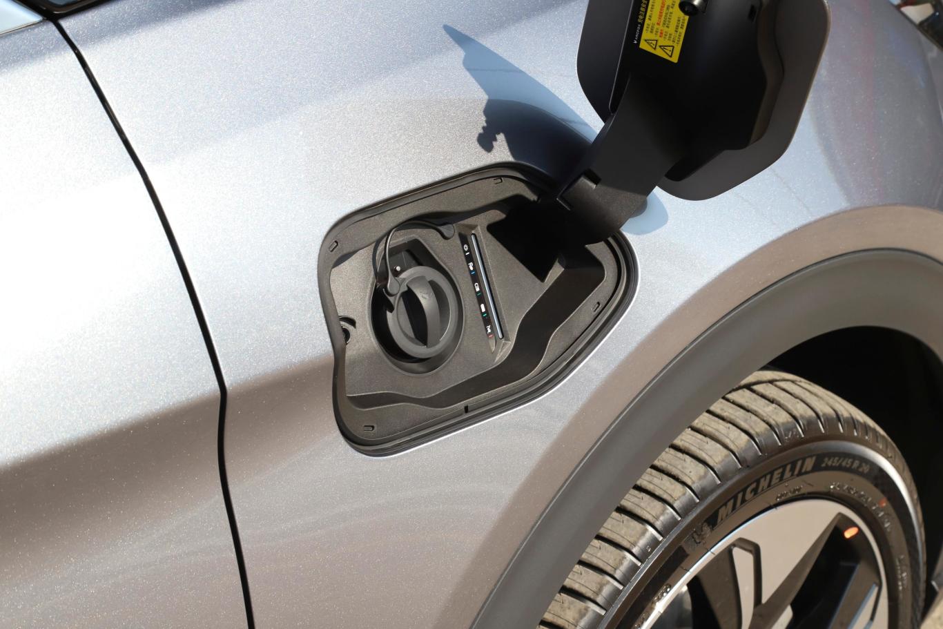 【极狐 阿尔法T653S+ 电机160kW慢充充电口图片-汽车图片大全】-易车