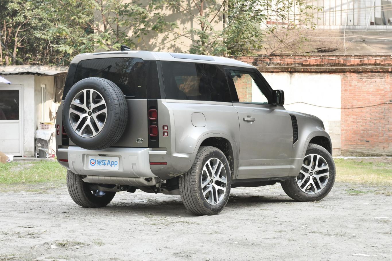 【卫士改款 90 3.0T P400 XS侧后45度车头向右水平图片-汽车图片大全】-易车