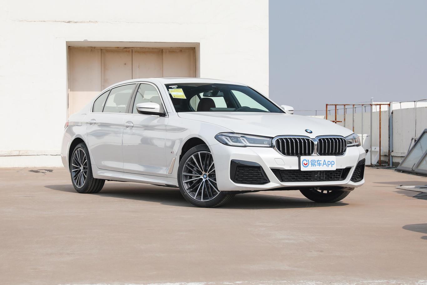 【宝马5系改款二 530Li xDrive M运动套装侧前45度车头向右水平图片-汽车图片大全】-易车