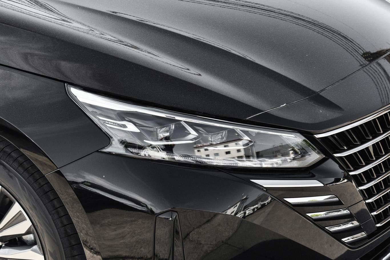 【天籁2.0L XL-TLS 悦享版大灯侧45度俯拍图片-汽车图片大全】-易车