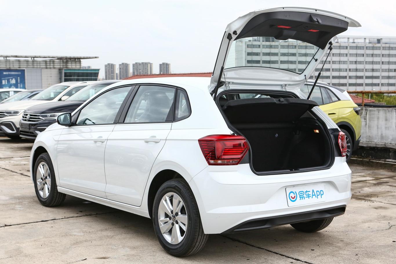 【PoloPlus 1.5L 自动纵情乐活版后备厢开启45度侧拍图片-汽车图片大全】-易车