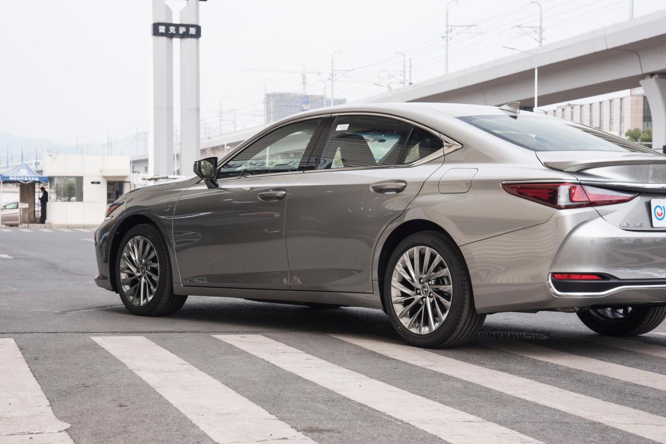 【雷克萨斯ES300h 行政版外观细节图片-汽车图片大全】-易车