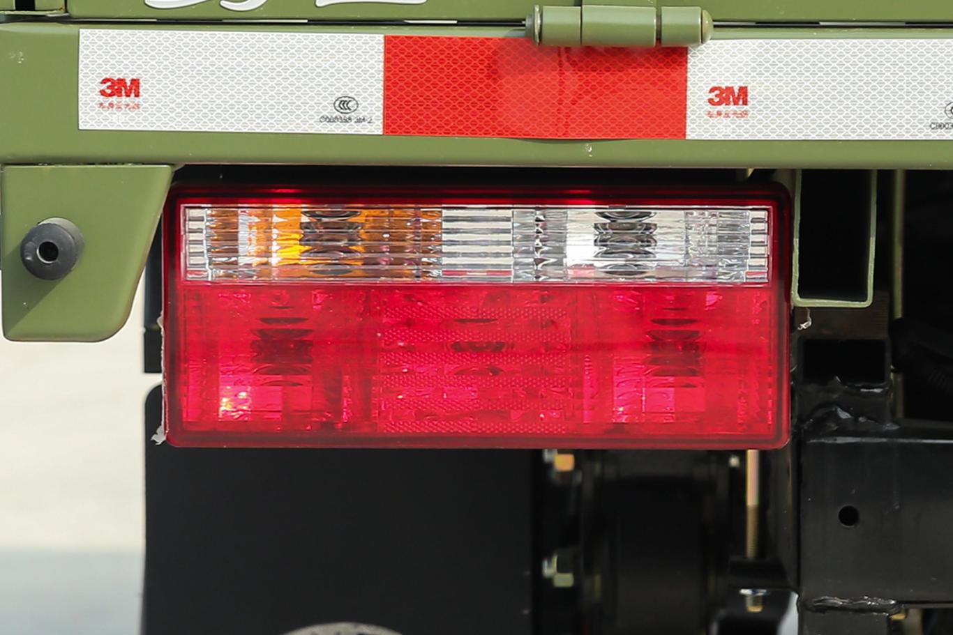 【勇士皮卡2.4T 手动四驱 3695轴距分体双排三翻YCY24140-60A 柴油外观灯组图片-汽车图片大全】-易车