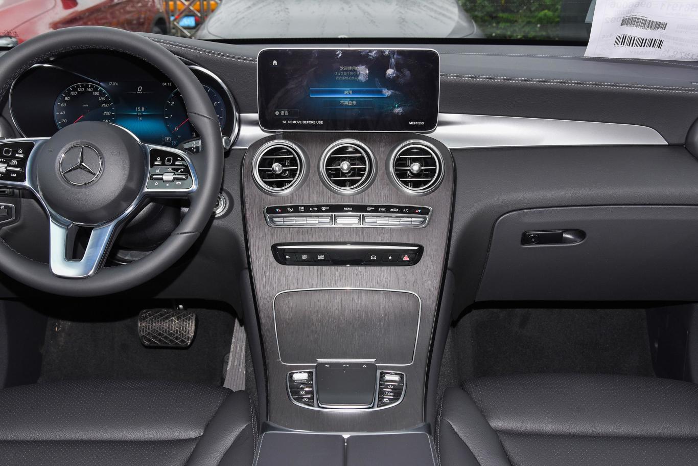 【奔驰GLC轿跑GLC 300 4MATIC 轿跑SUV中控台整体图片-汽车图片大全】-易车