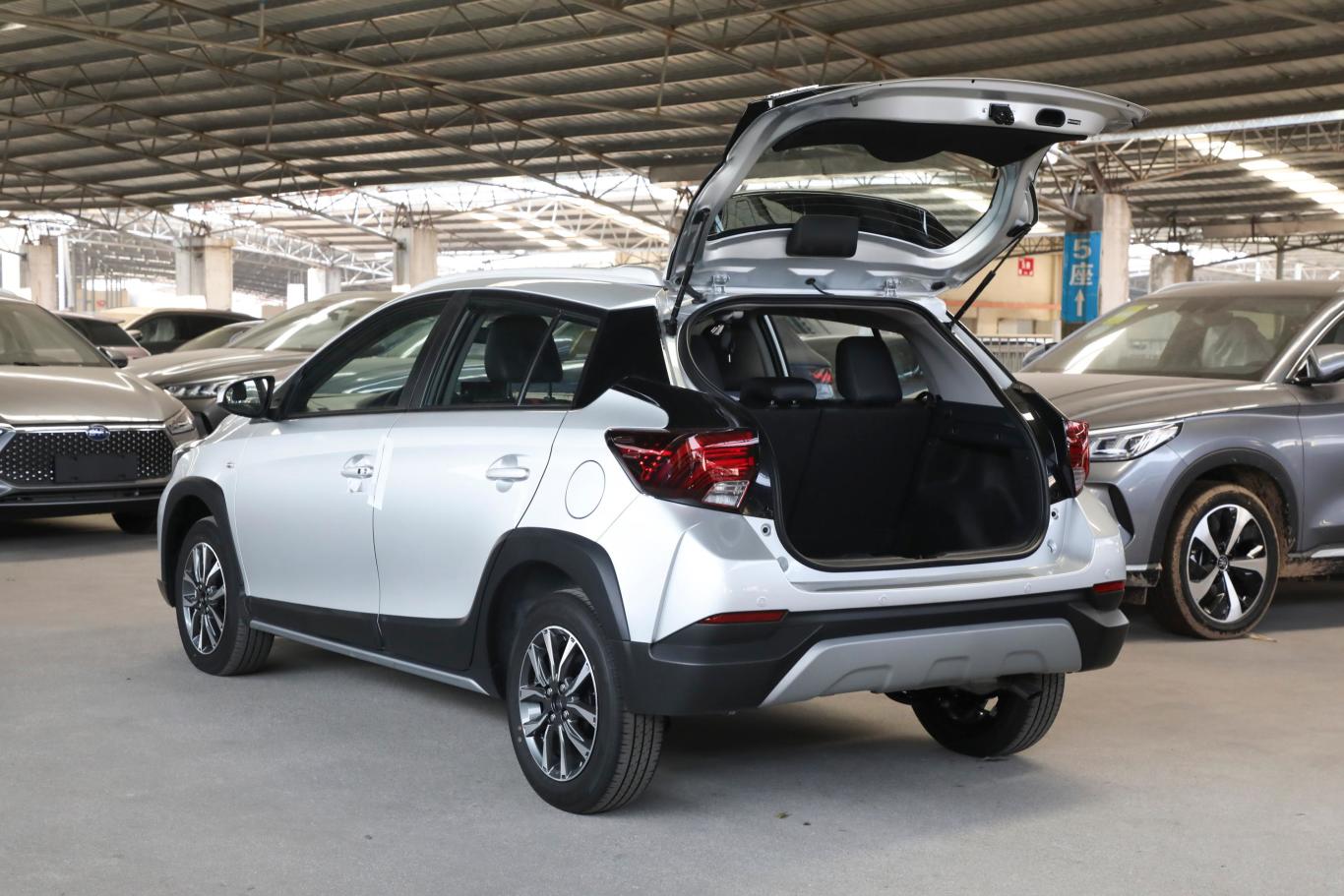 【YARiS L 致炫致炫X 1.5L CVT 豪华PLUS版后备厢开启45度侧拍图片-汽车图片大全】-易车