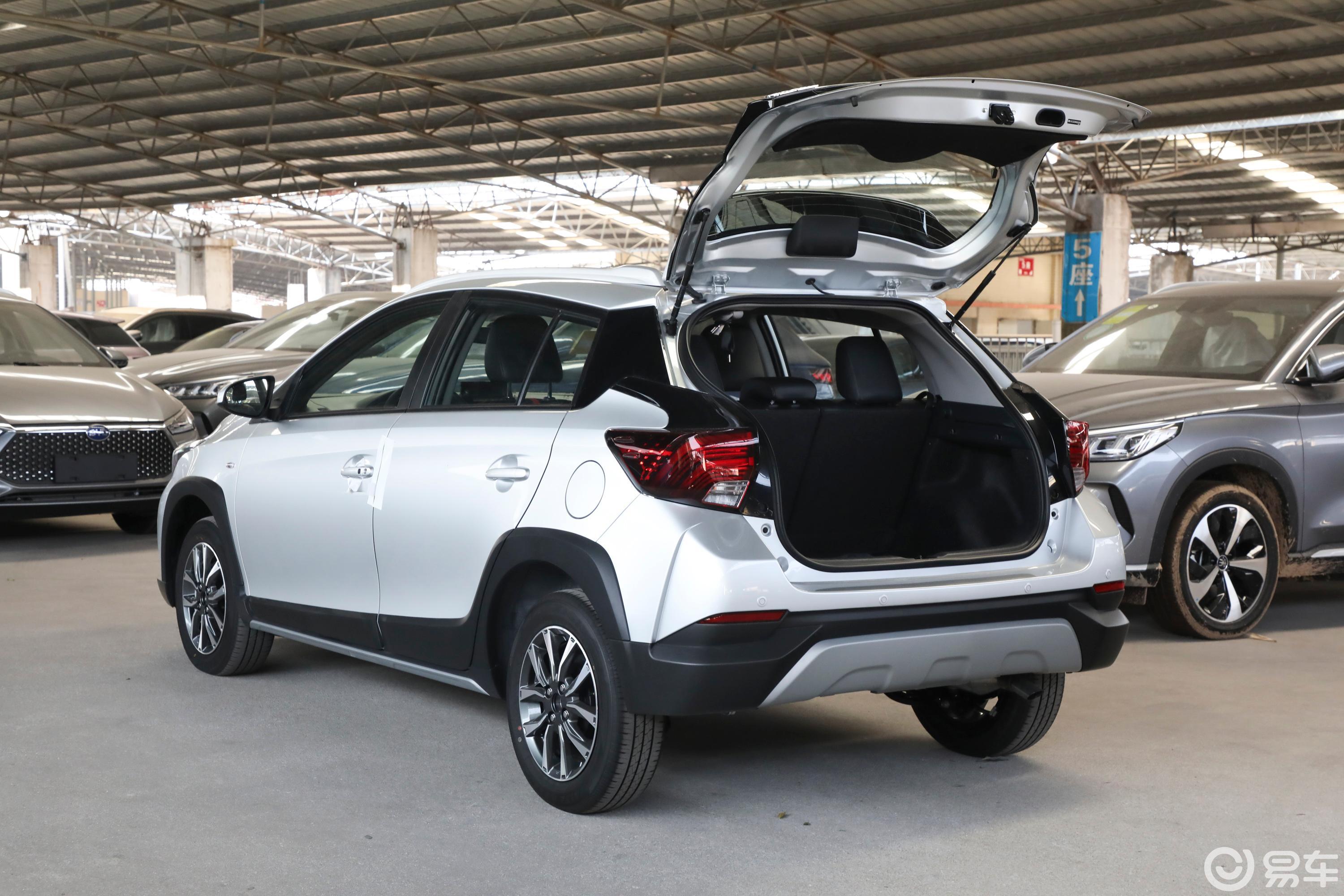 【YARiS L 致炫致炫X 1.5L CVT 豪华PLUS版后备厢开启45度侧拍图片-汽车图片大全】-易车