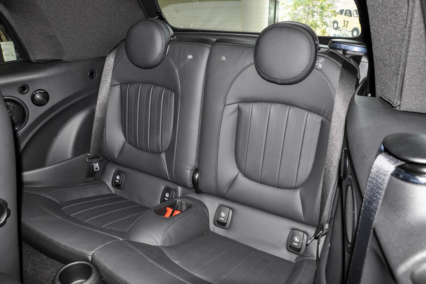 【MINI CABRIO改款 2.0T COOPER S CABRIO 艺术家后排座椅图片-汽车图片大全】-易车