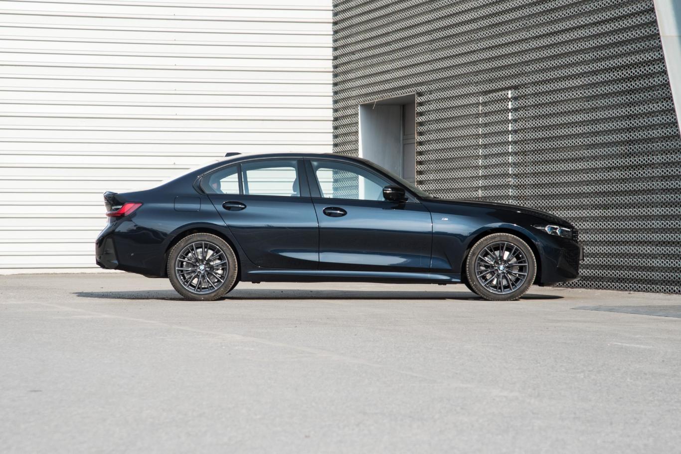 【宝马3系330i M运动曜夜套装正侧车头向右水平图片-汽车图片大全】-易车